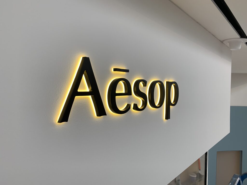 RETAIL SIGNAGE IN THE SPOTLIGHT - Signs & Lines