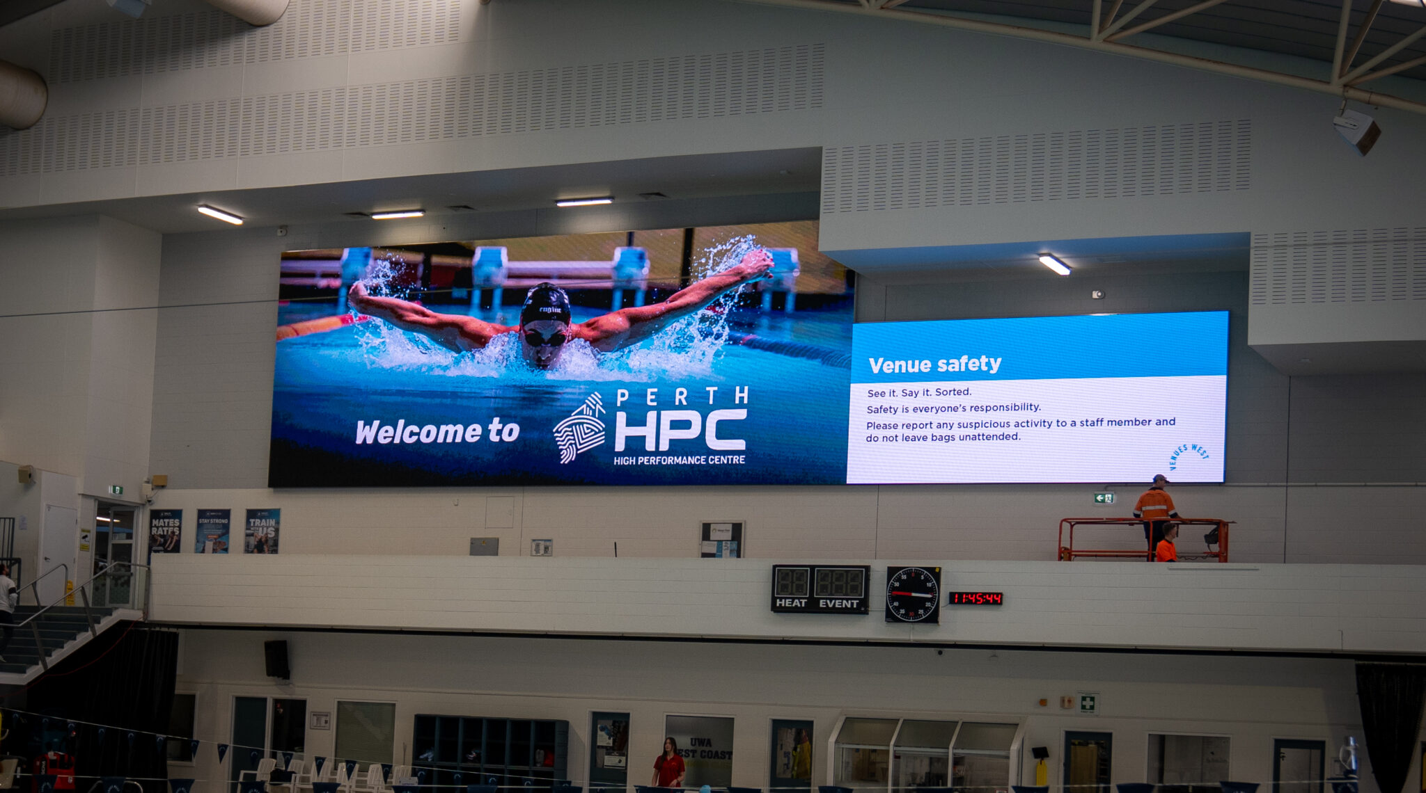L-SHAPED LED DIGITAL SUPER SCREEN - Signs & Lines